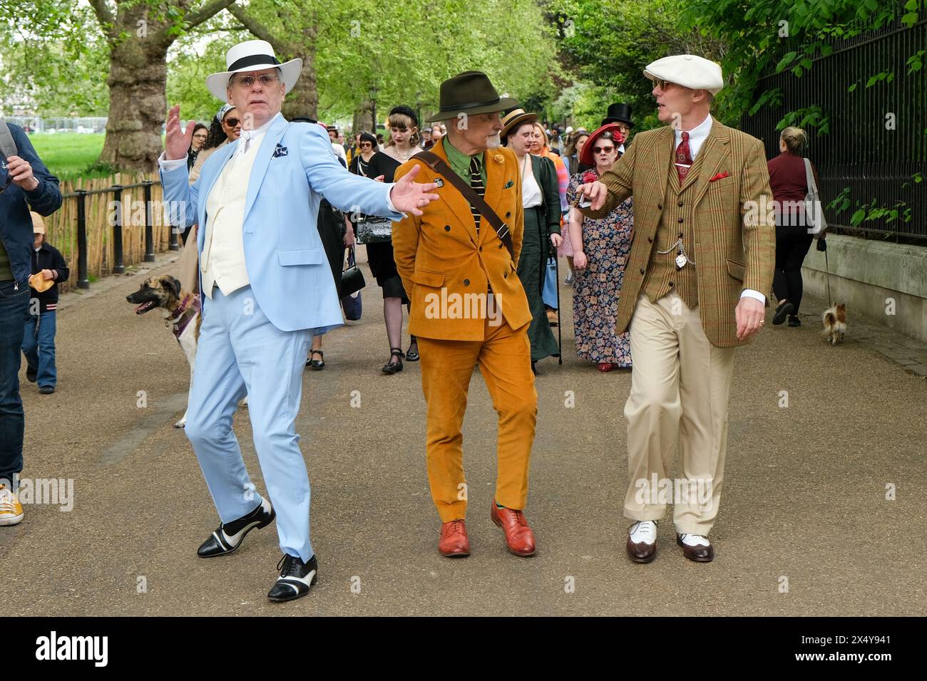 Modern day flaneur hi-res stock photography and images - Alamy