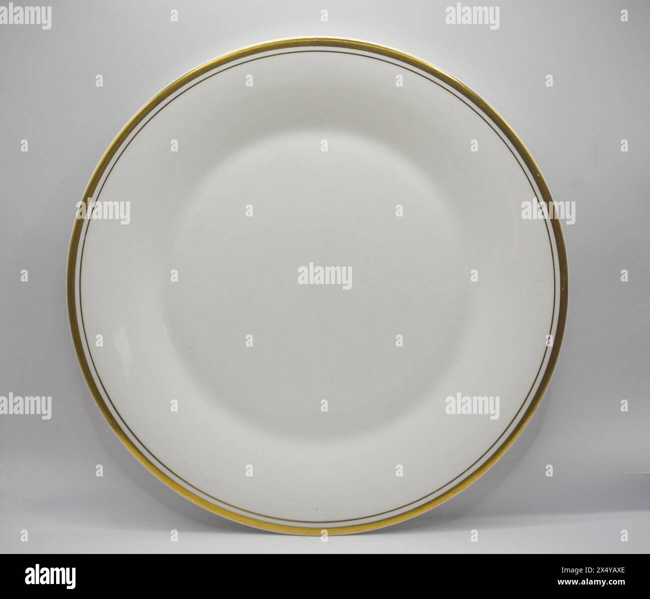 white dinner plate with gold rim Stock Photo - Alamy