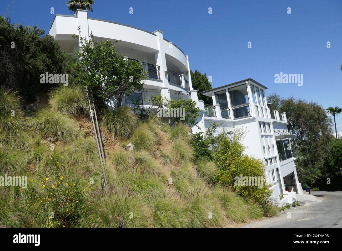 Los Angeles, California, USA 5th May 2024 White modern Home/house in ...