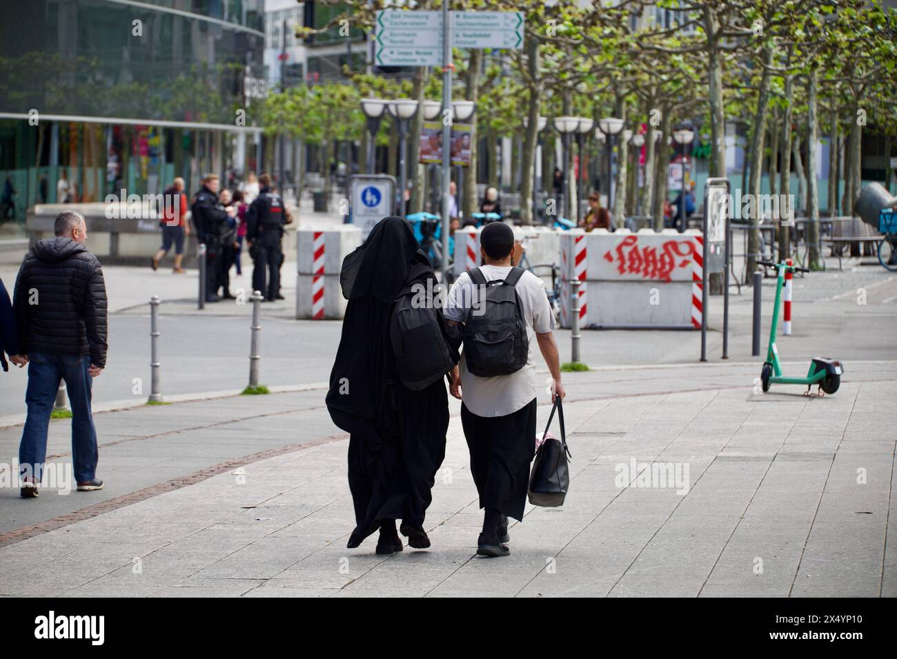Saudi woman wears face hi-res stock photography and images - Alamy