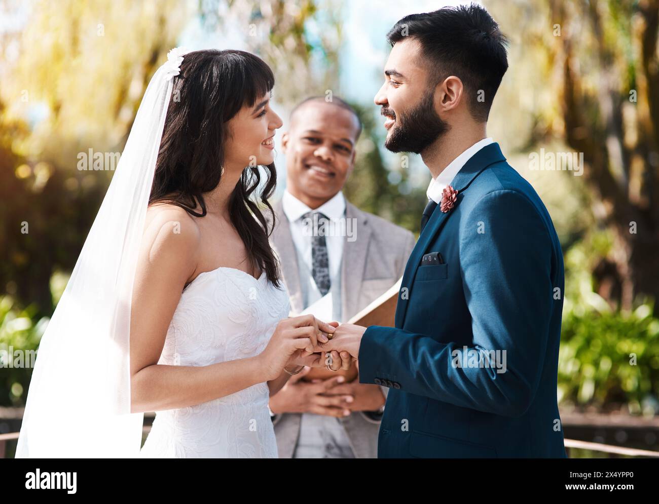 Woman wedding dress alter hi-res stock photography and images - Alamy