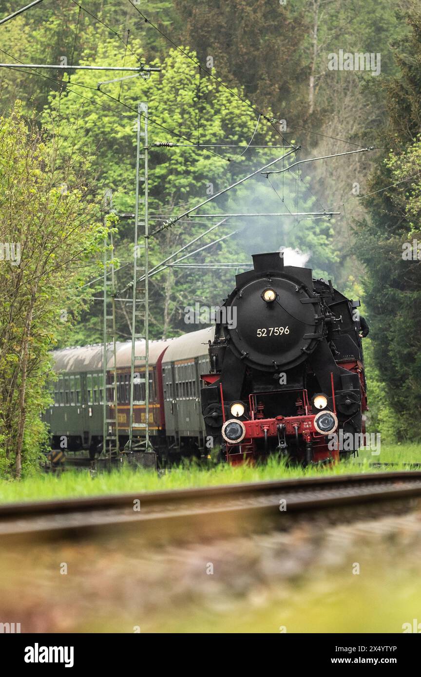 Rottweil, Germany. 05th May, 2024. The freight steam locomotive 52 7596 ...