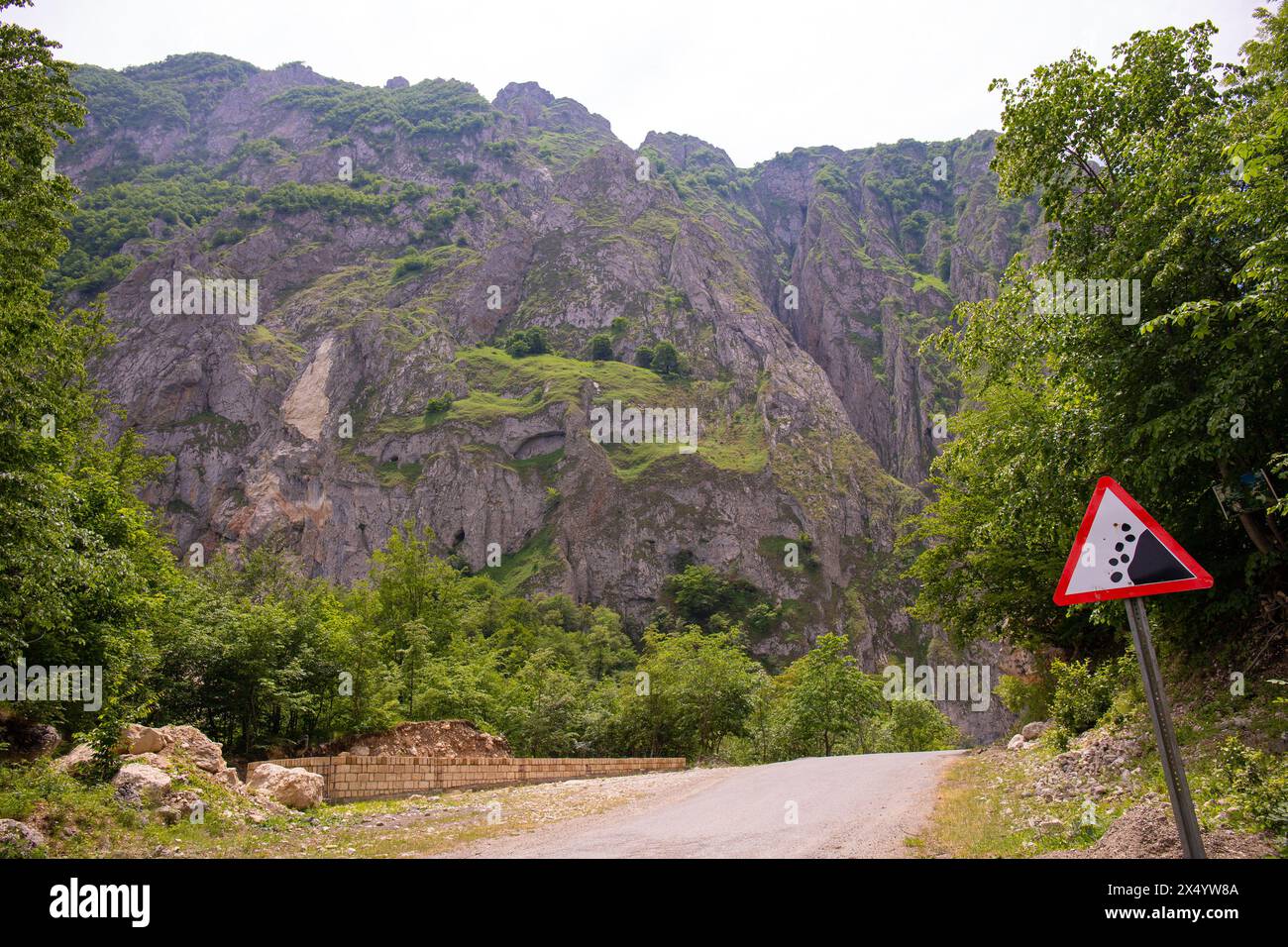 Rockfall warning sign hi-res stock photography and images - Alamy