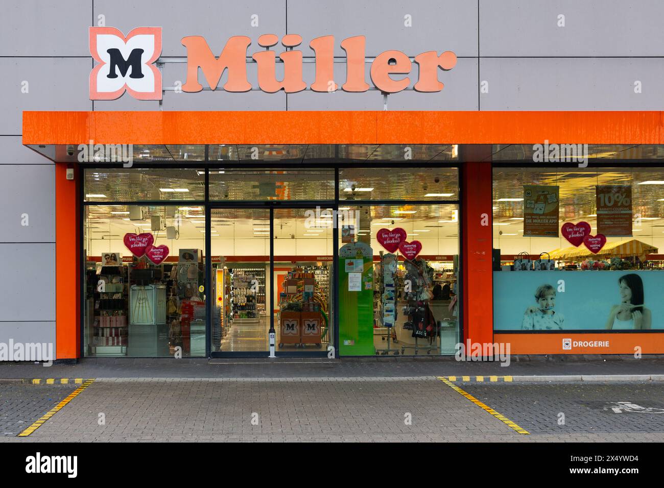 Maintal, Germany. 06th May, 2024. View of the entrance to a branch of ...