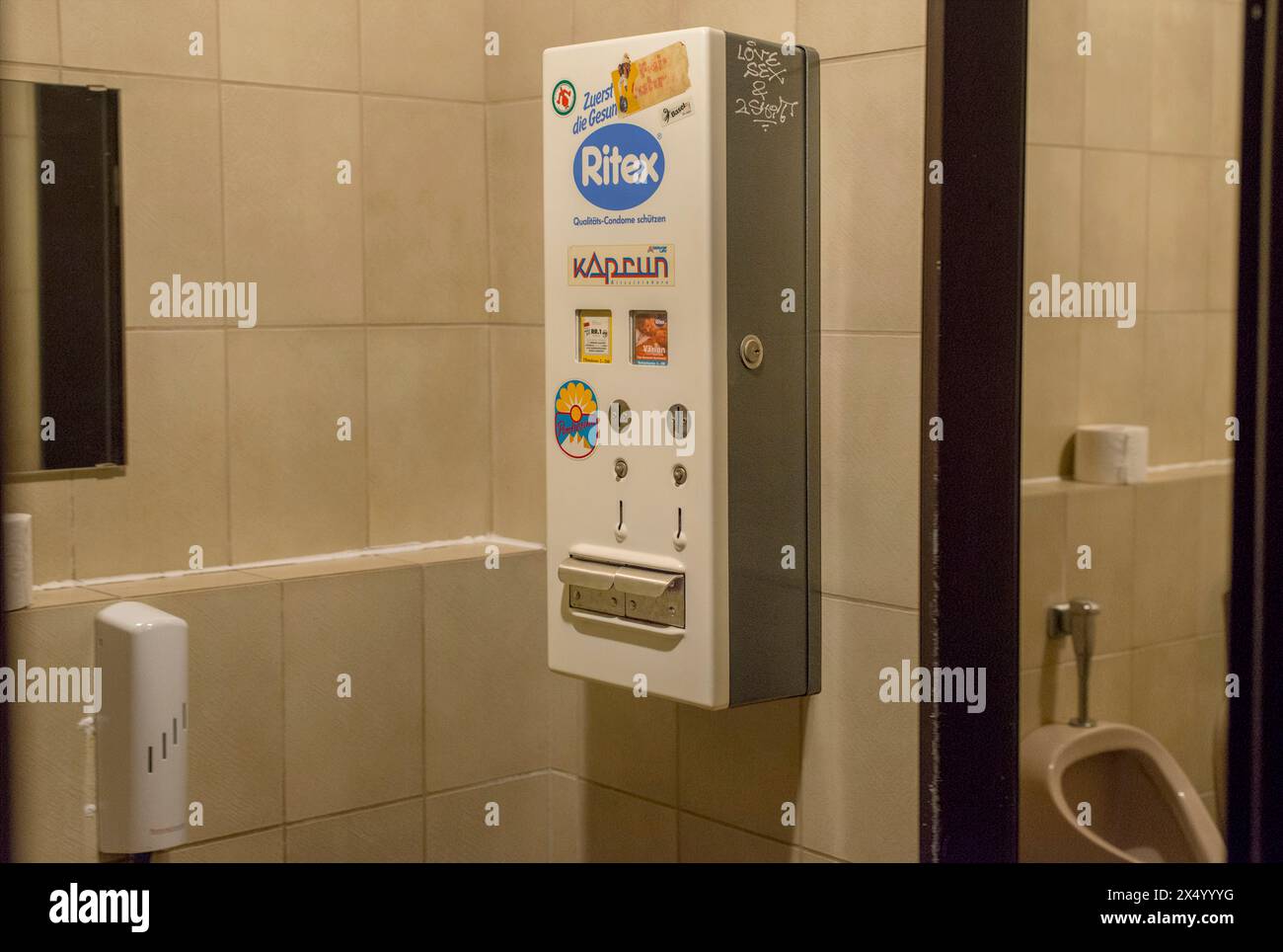 Cover for toilet hi-res stock photography and images - Alamy