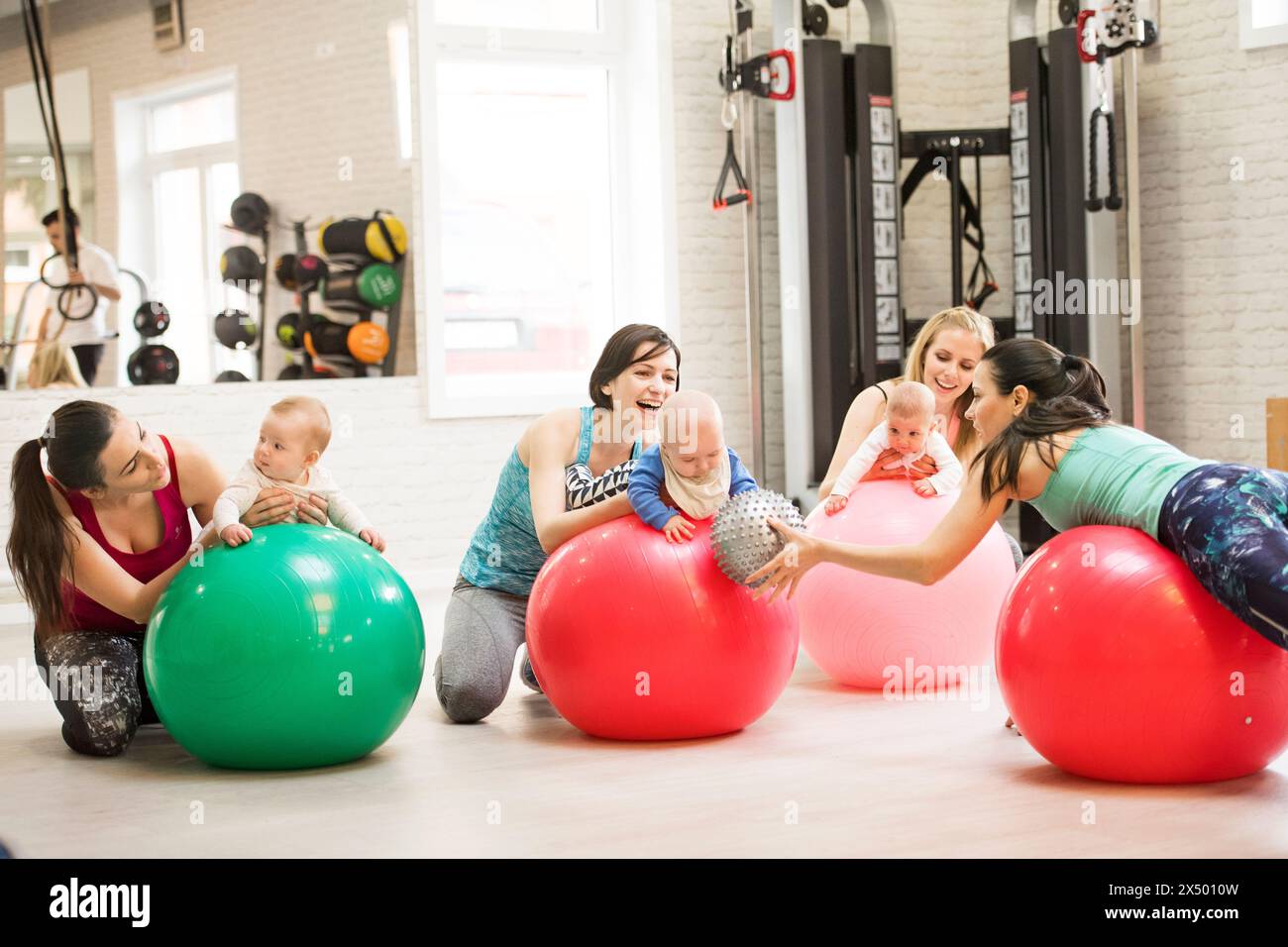 Baby movement class. Parents helping babies to improve motor skills ...