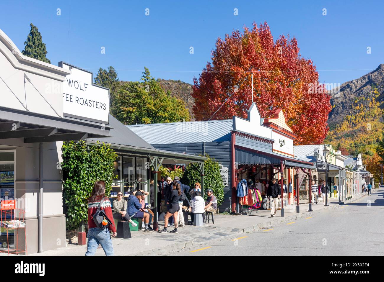 Shops and cafe in autumn, Buckingham Street, Arrowtown, Otago, South ...