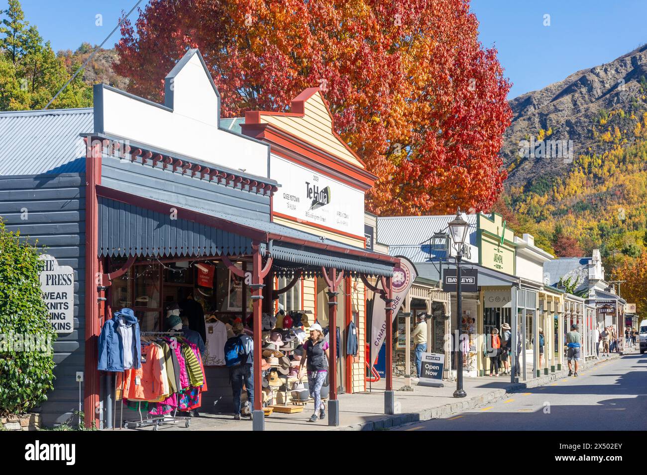 Shops and cafe in autumn, Buckingham Street, Arrowtown, Otago, South ...
