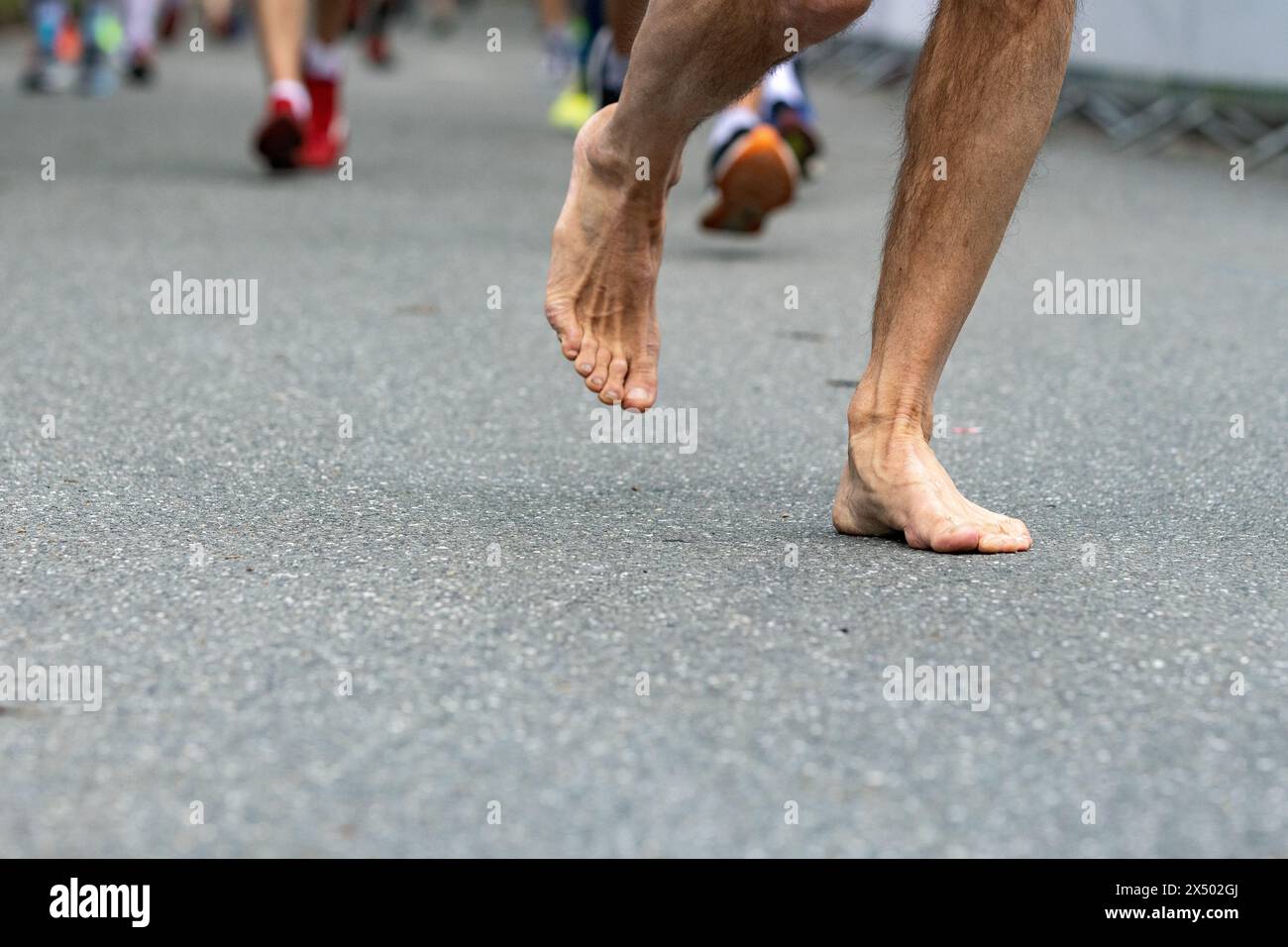 barefoot runner at the Hamburg marathon Stock Photo - Alamy