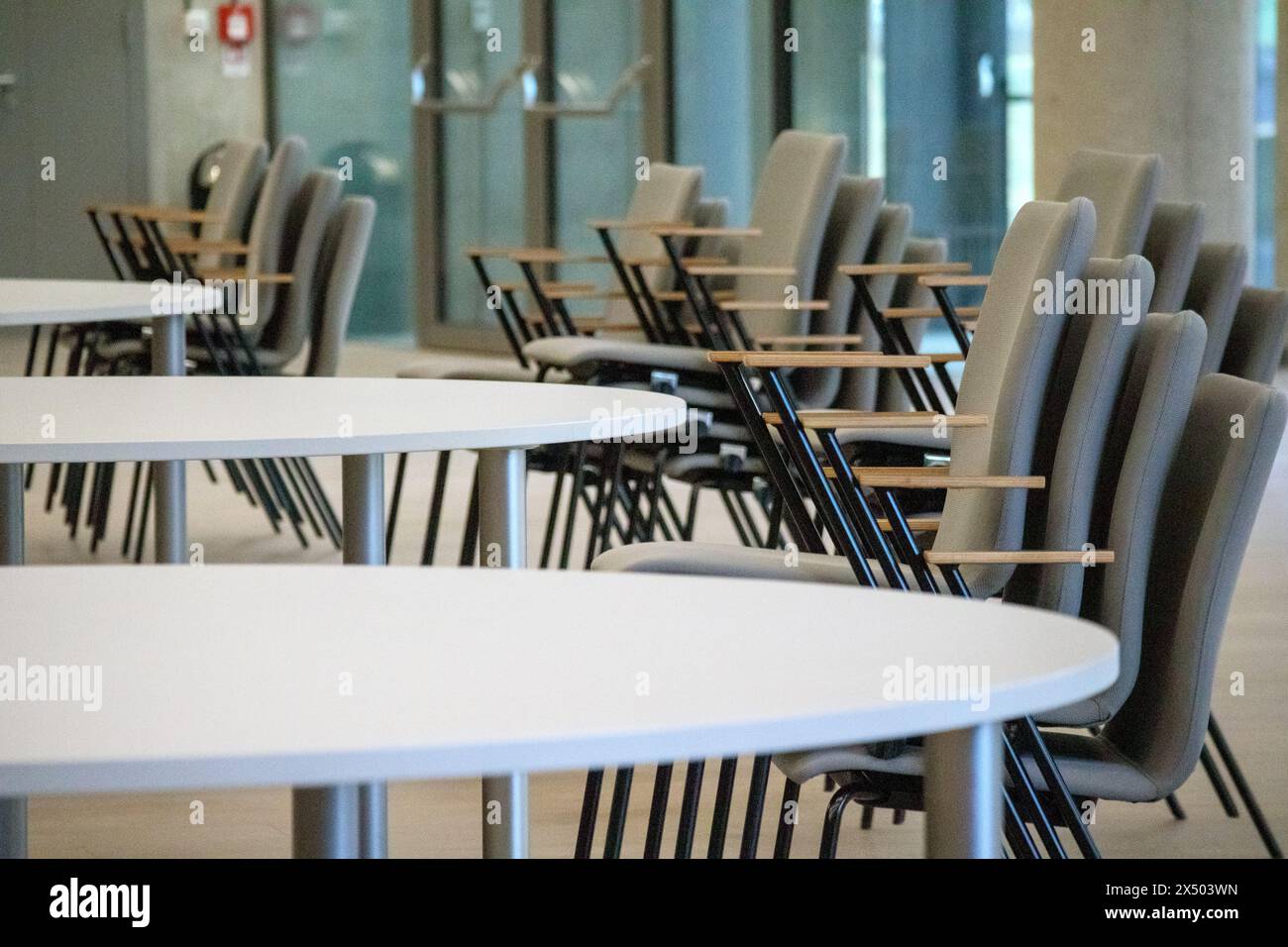 Round tables and chairs hi-res stock photography and images - Alamy
