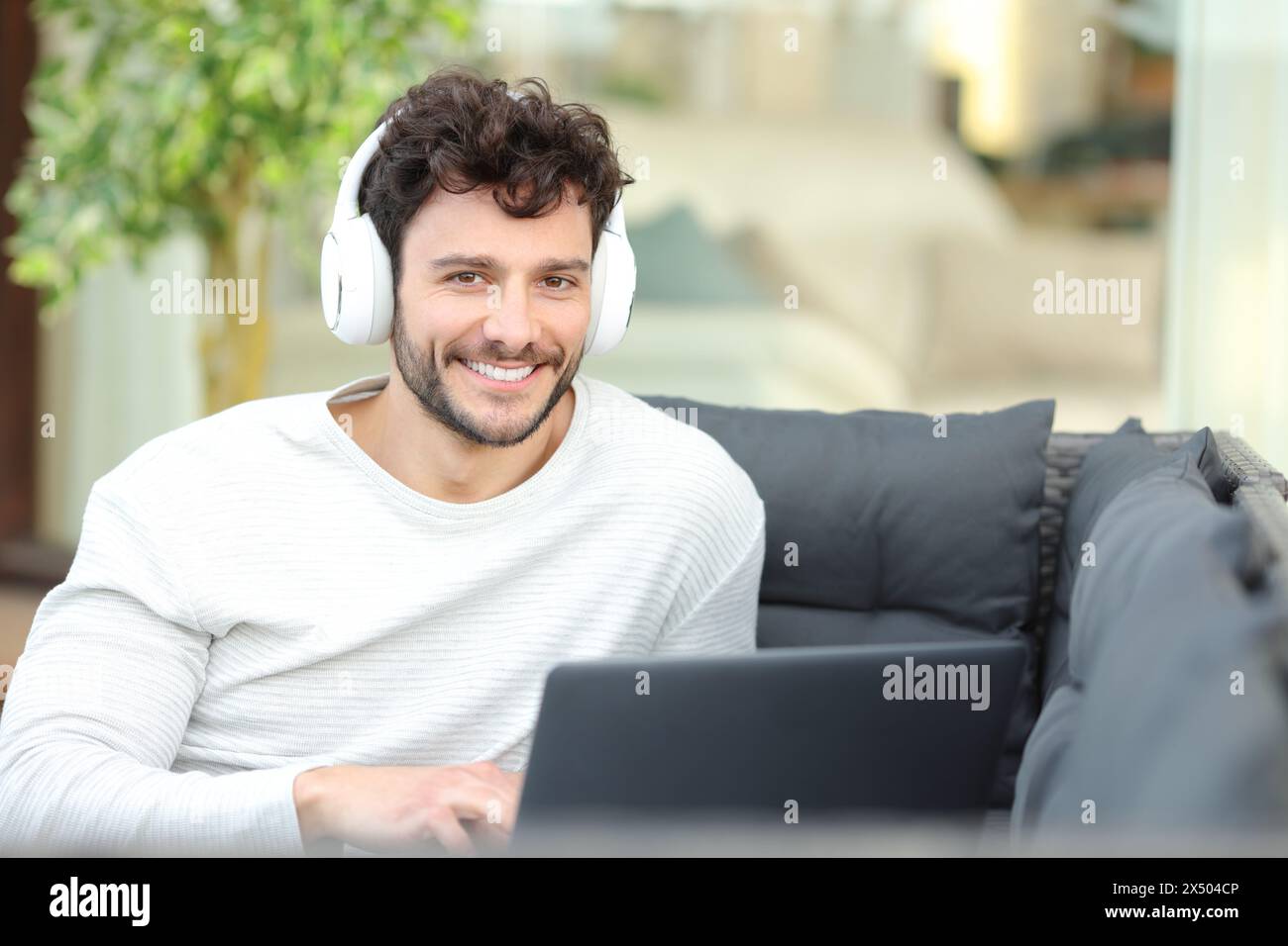 Teen laptop video game headphone hi-res stock photography and images ...