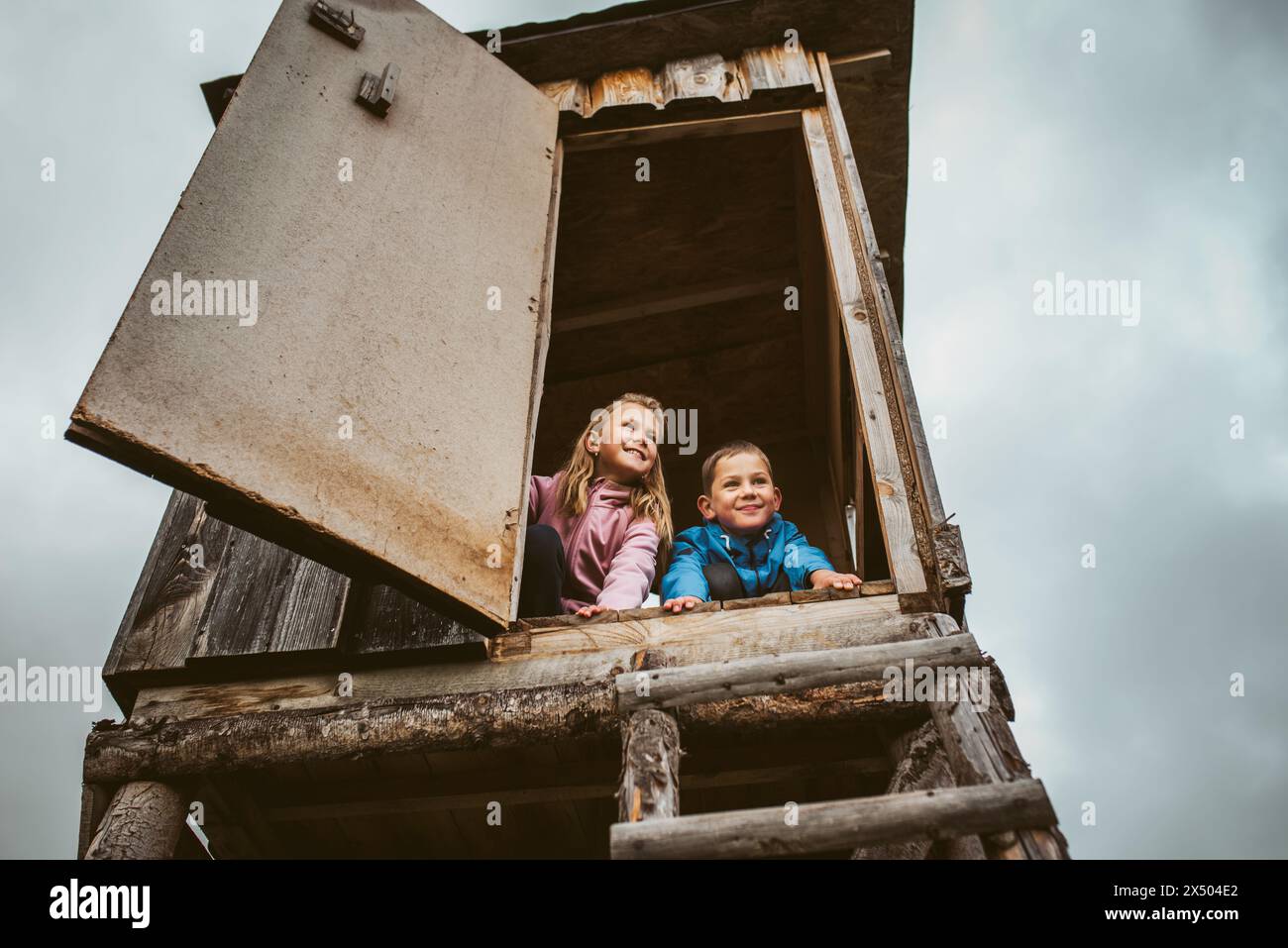 Siblings discovered a hunting blind during their walk in forest ...