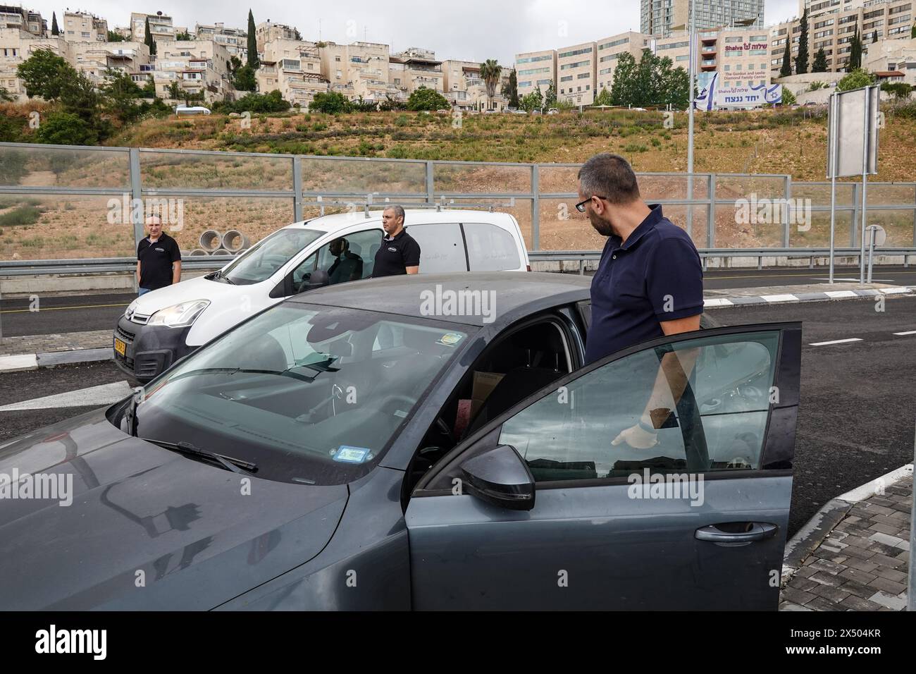 Jerusalem, Israel. 6th May, 2024. Israeli drivers stop their cars and ...