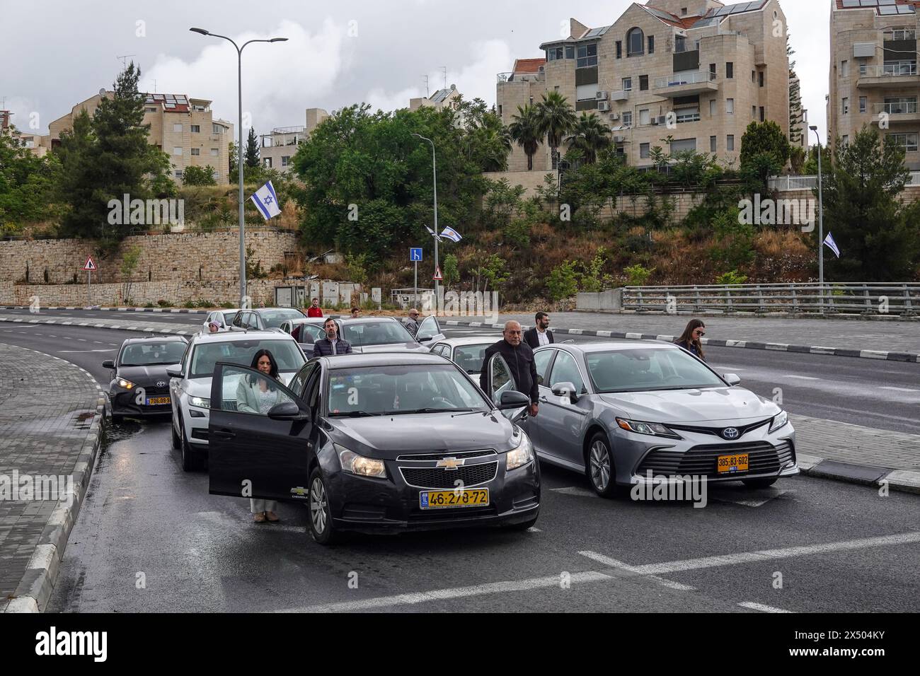 Jerusalem, Israel. 6th May, 2024. Israeli drivers stop their cars and ...