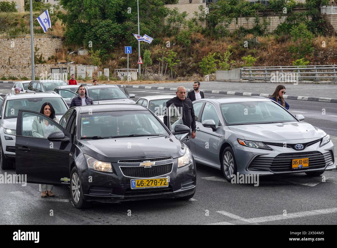 Jerusalem, Israel. 6th May, 2024. Israeli drivers stop their cars and ...