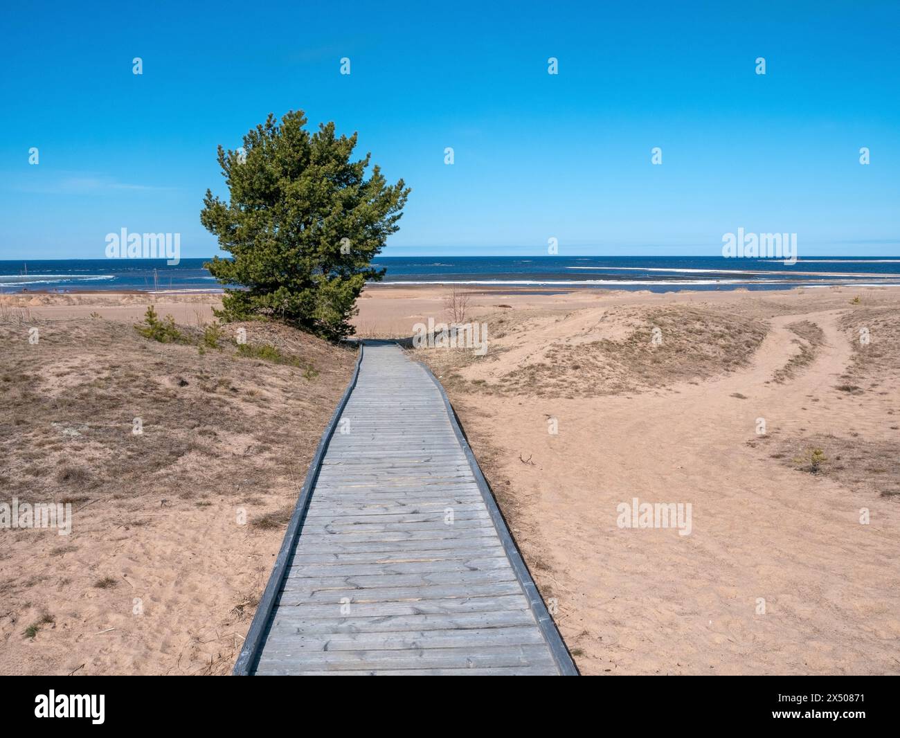 Wooden boardwalk on the Hiekkasärkät beach in Kalajoki, Finland Stock ...
