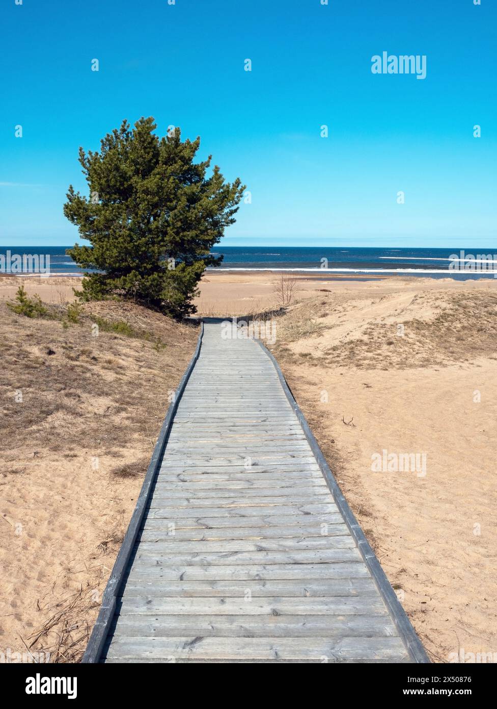 Wooden boardwalk on the Hiekkasärkät beach in Kalajoki, Finland Stock ...