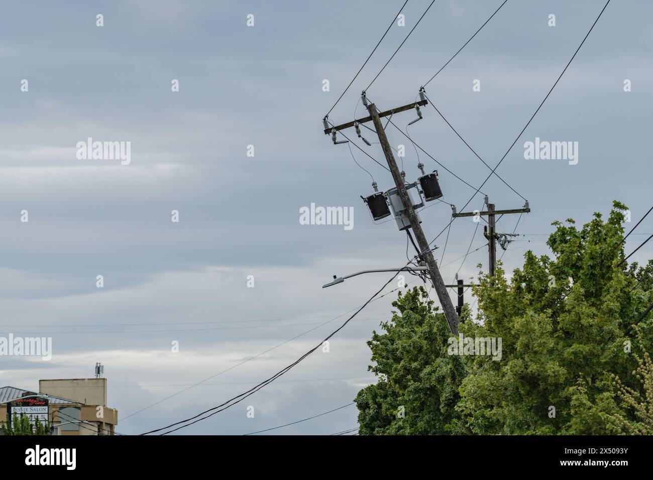 Shoreline, United States. 05th May, 2024. A view of a leaning power ...