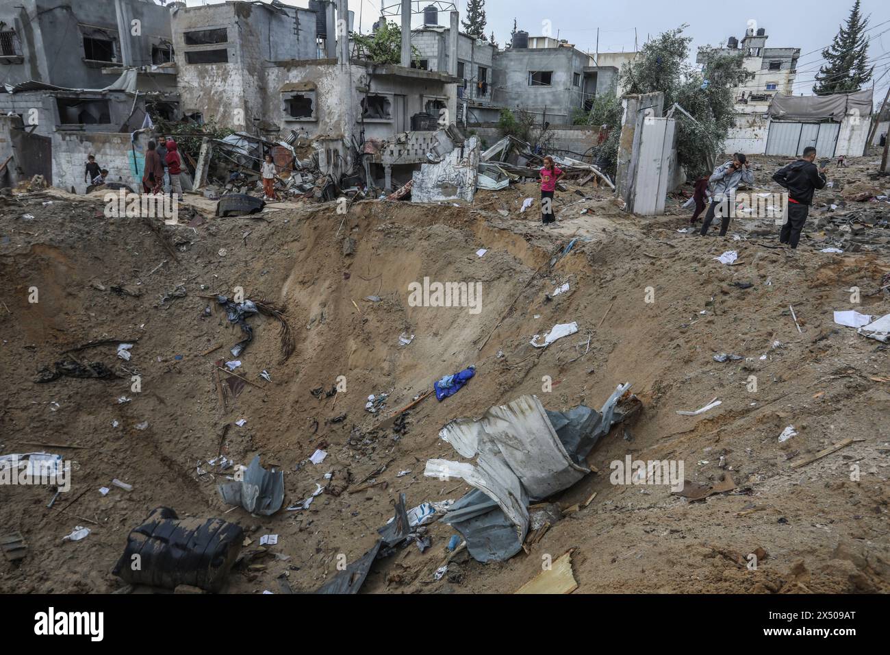 Rafah, Palestinian Territories. 06th May, 2024. Palestinians inspect a ...
