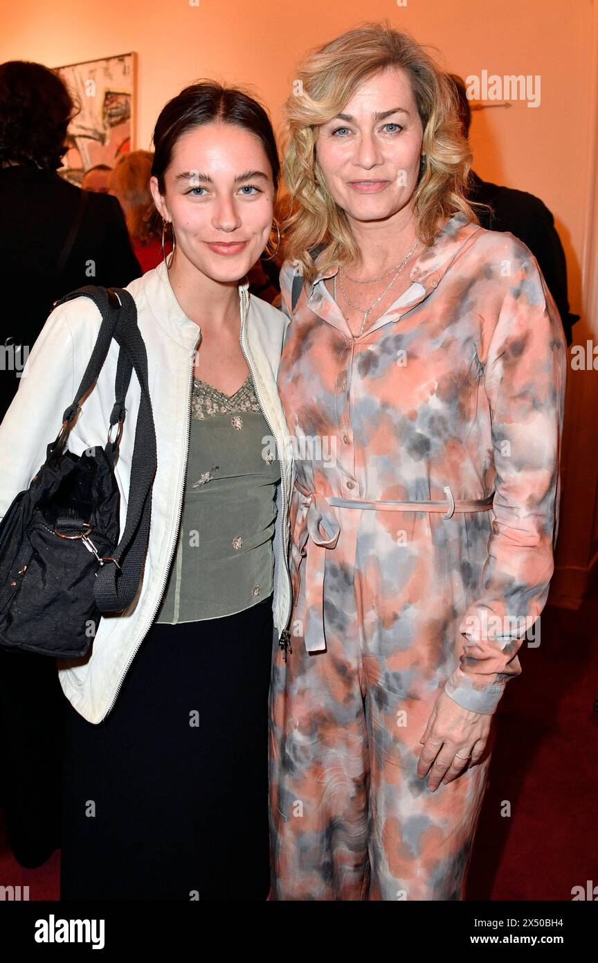 Gesine Cukrowski mit Tochter Lina Carlotta Helfrich bei der Premiere ...