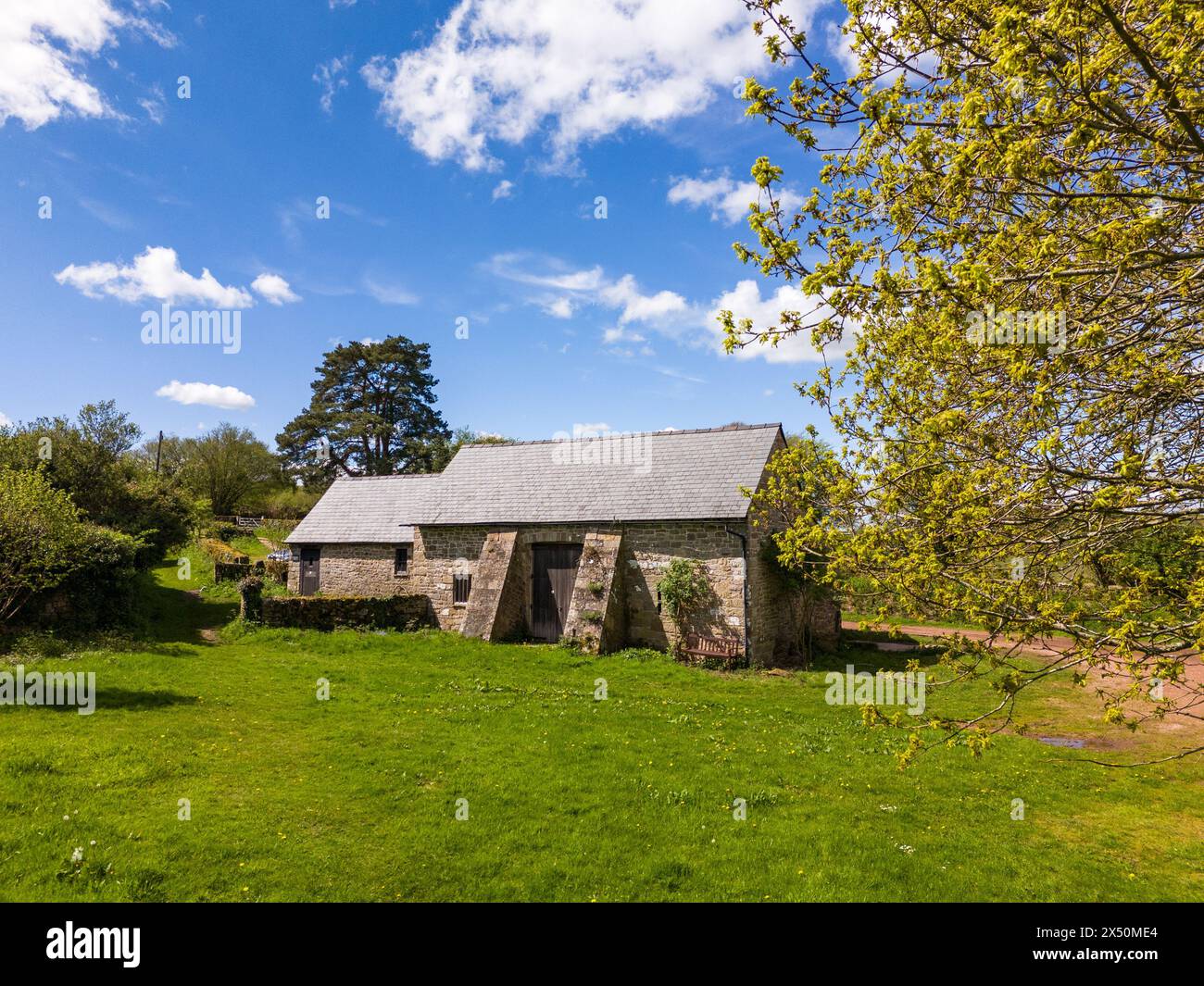 Medievalbarn at Pentwyn Farm, Wales Stock Photo - Alamy