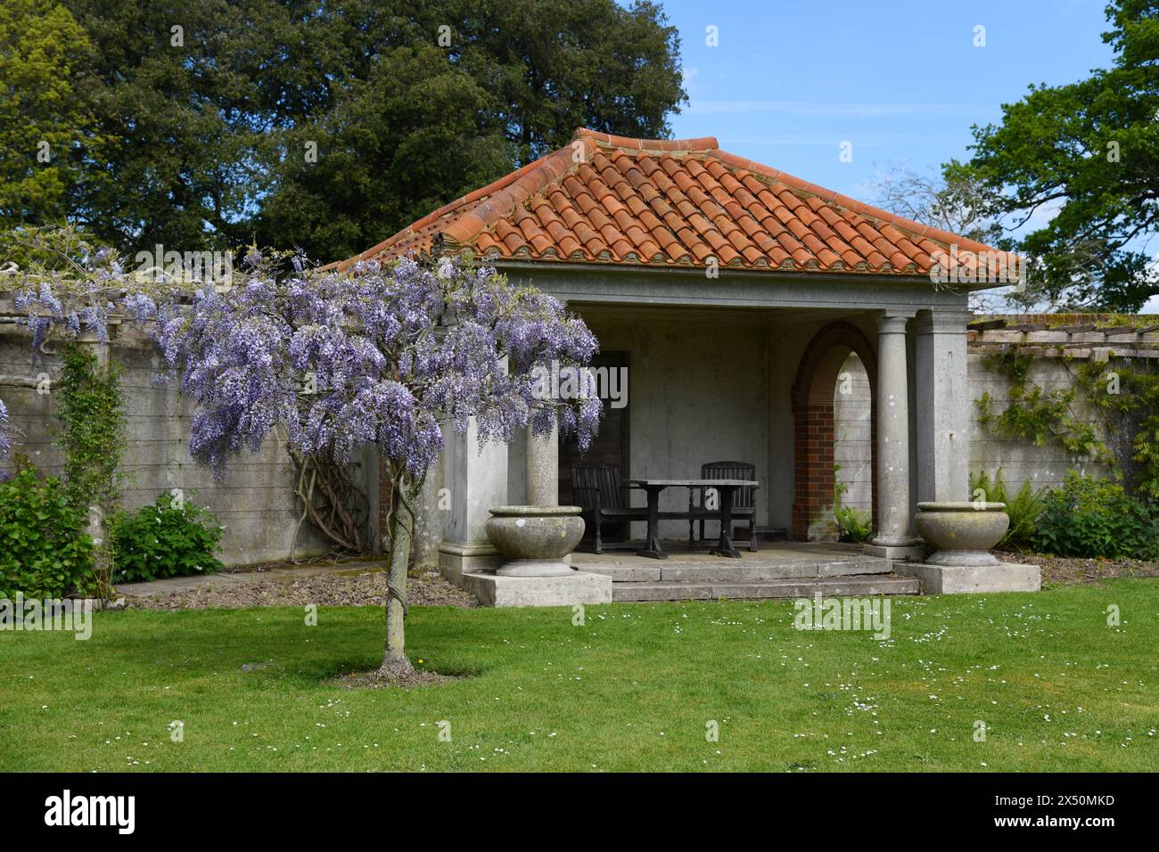 Planting a roman garden hi-res stock photography and images - Alamy