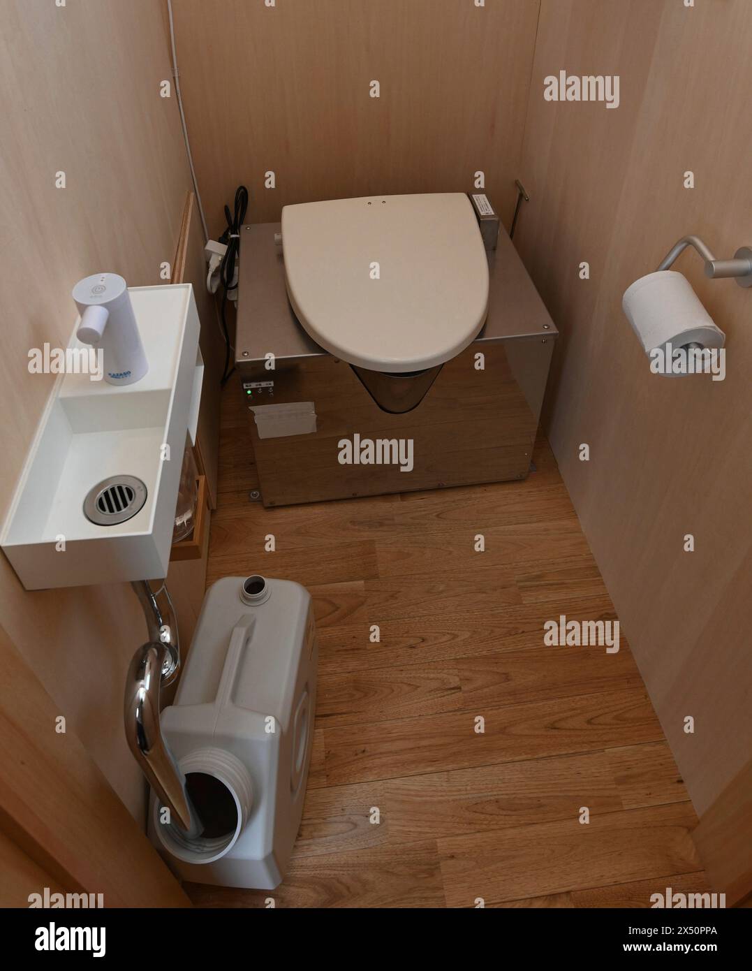 MUJI HOUSE unveils a bio-toilet in the Living unit of the "Zero ...