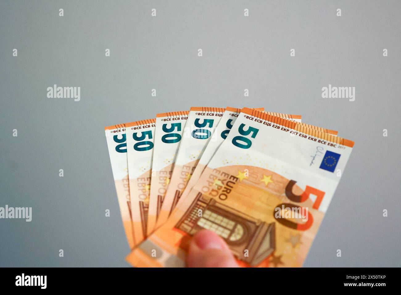 Hand mi Geldscheinen *** Hand with banknotes Copyright: xLobeca ...