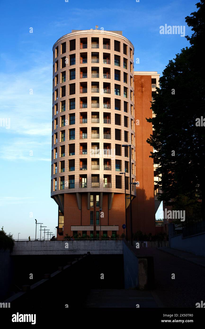 Cylindrical building construction hi-res stock photography and images ...