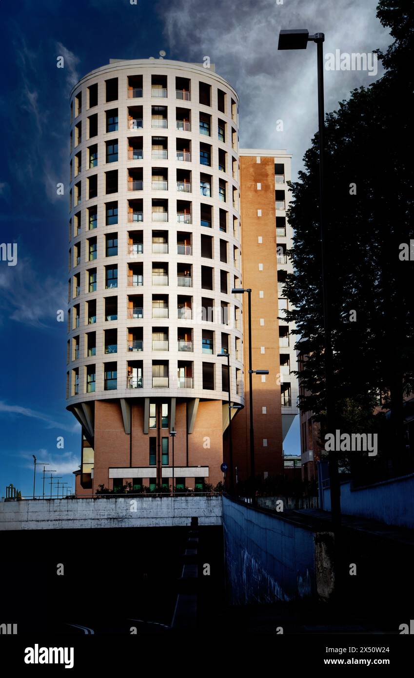 Cylindrical building construction hi-res stock photography and images ...