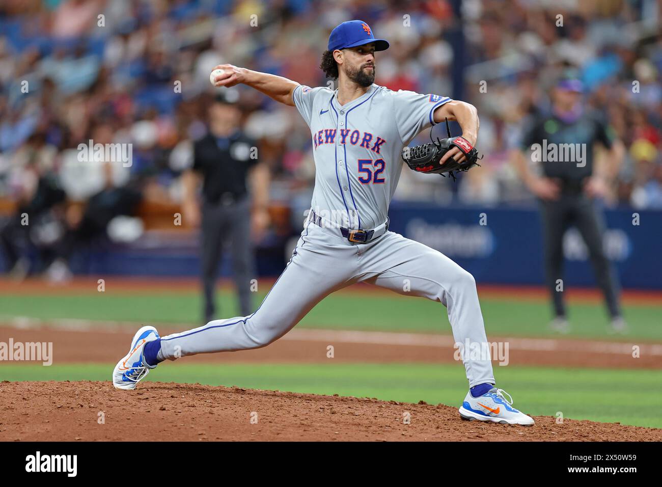 St. Petersburg, FL: New York Mets pitcher Jorge López (52) delivers a ...