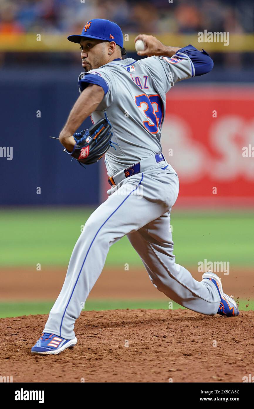 St. Petersburg, FL: New York Mets pitcher Edwin Díaz (39) delivers a ...
