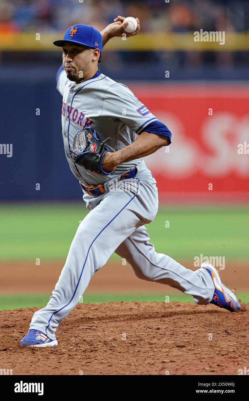 St. Petersburg, FL: New York Mets pitcher Edwin Díaz (39) delivers a ...