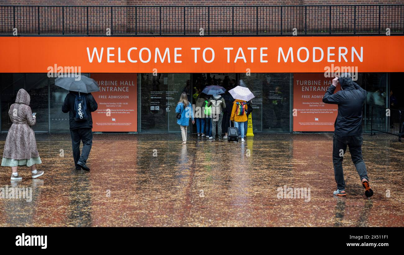 London, UK. 6 May 2024. UK Weather – Tourists head to Tate Modern to avoid the rain on a wet ...