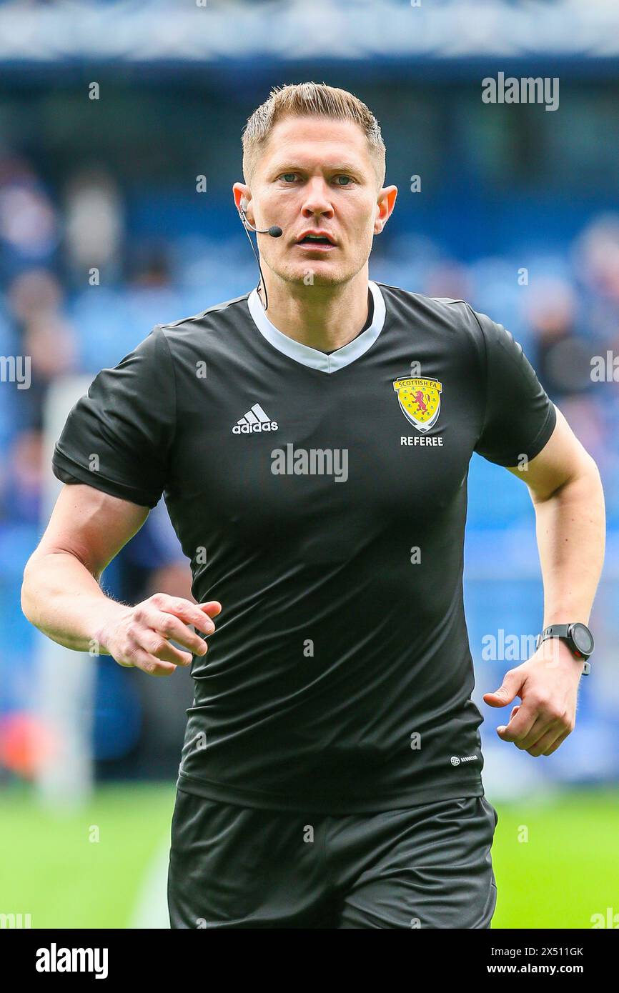 Professional referee hi-res stock photography and images - Alamy