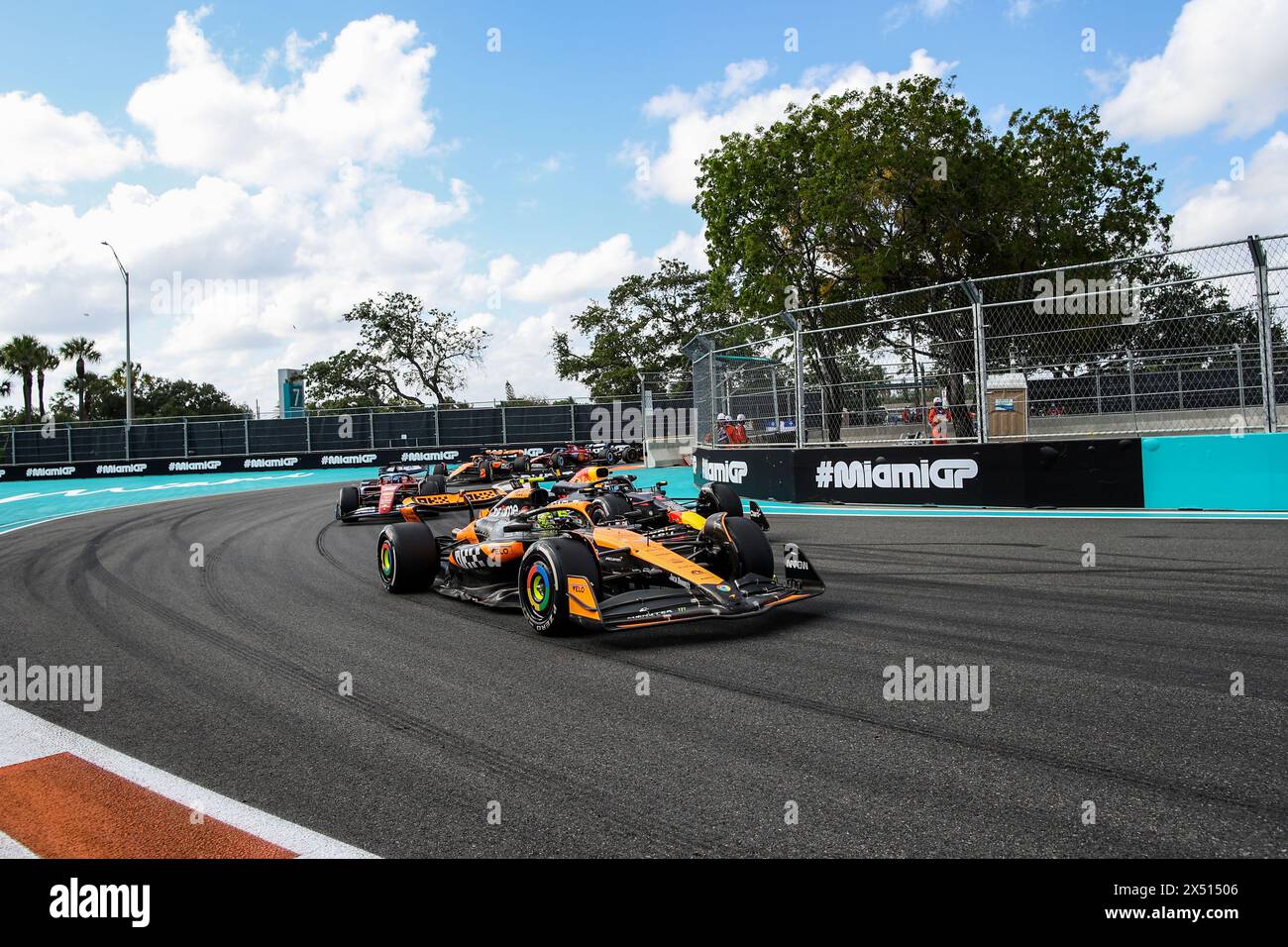 04 NORRIS Lando (gbr), McLaren F1 Team MCL38, action 01 VERSTAPPEN Max (nld), Red Bull Racing ...