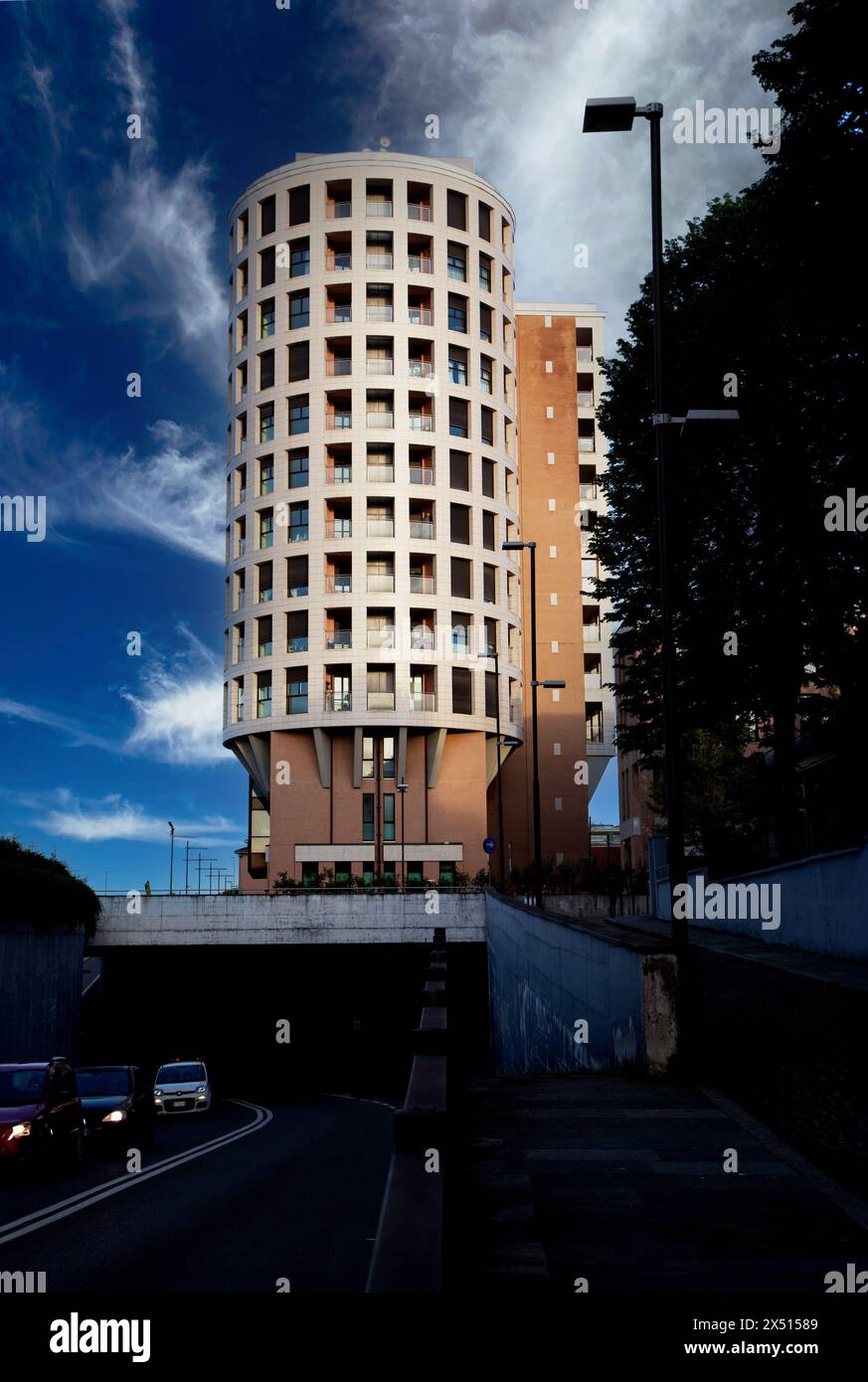 Cylindrical building construction hi-res stock photography and images ...