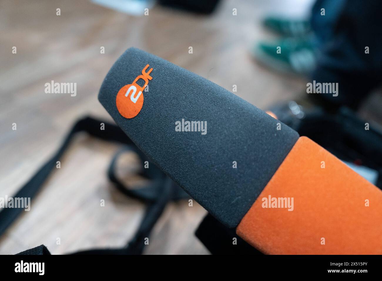 Symbolbild ZDF Logo Symbolfoto Mikrofon mit dem Logo des ZDF ...