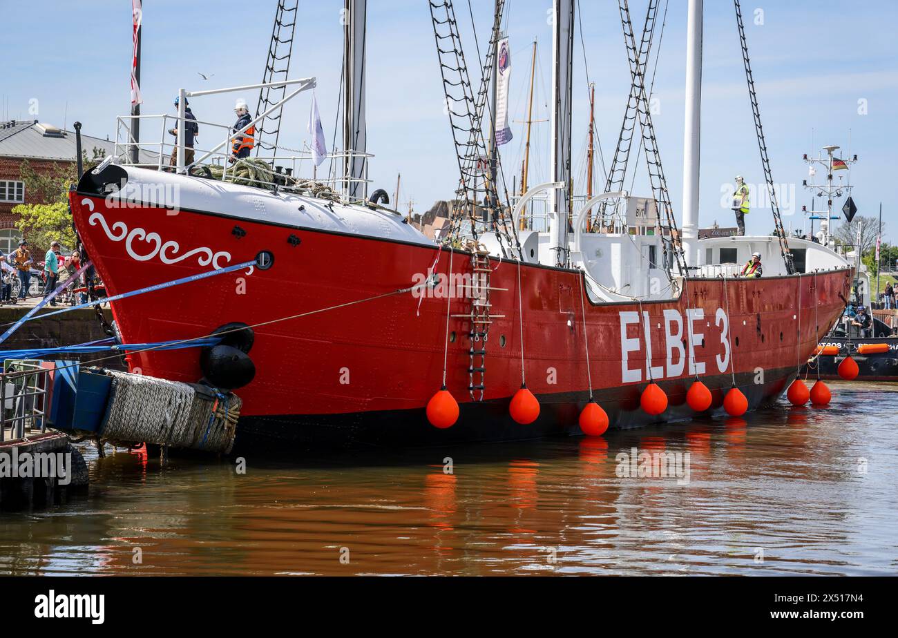 Bremerhaven, Germany. 06th May, 2024. The refurbished lightship "Elbe 3" passes the Havenwelten ...
