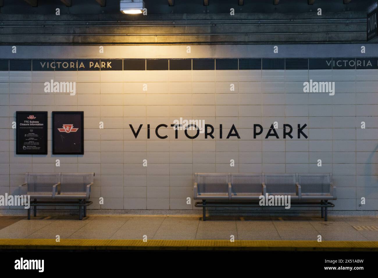 Victoria station platform hi-res stock photography and images - Alamy