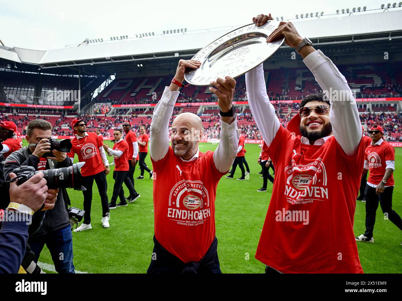 EINDHOVEN - Coach Peter Bosz and Ismael Saibari of PSV during a lap of ...