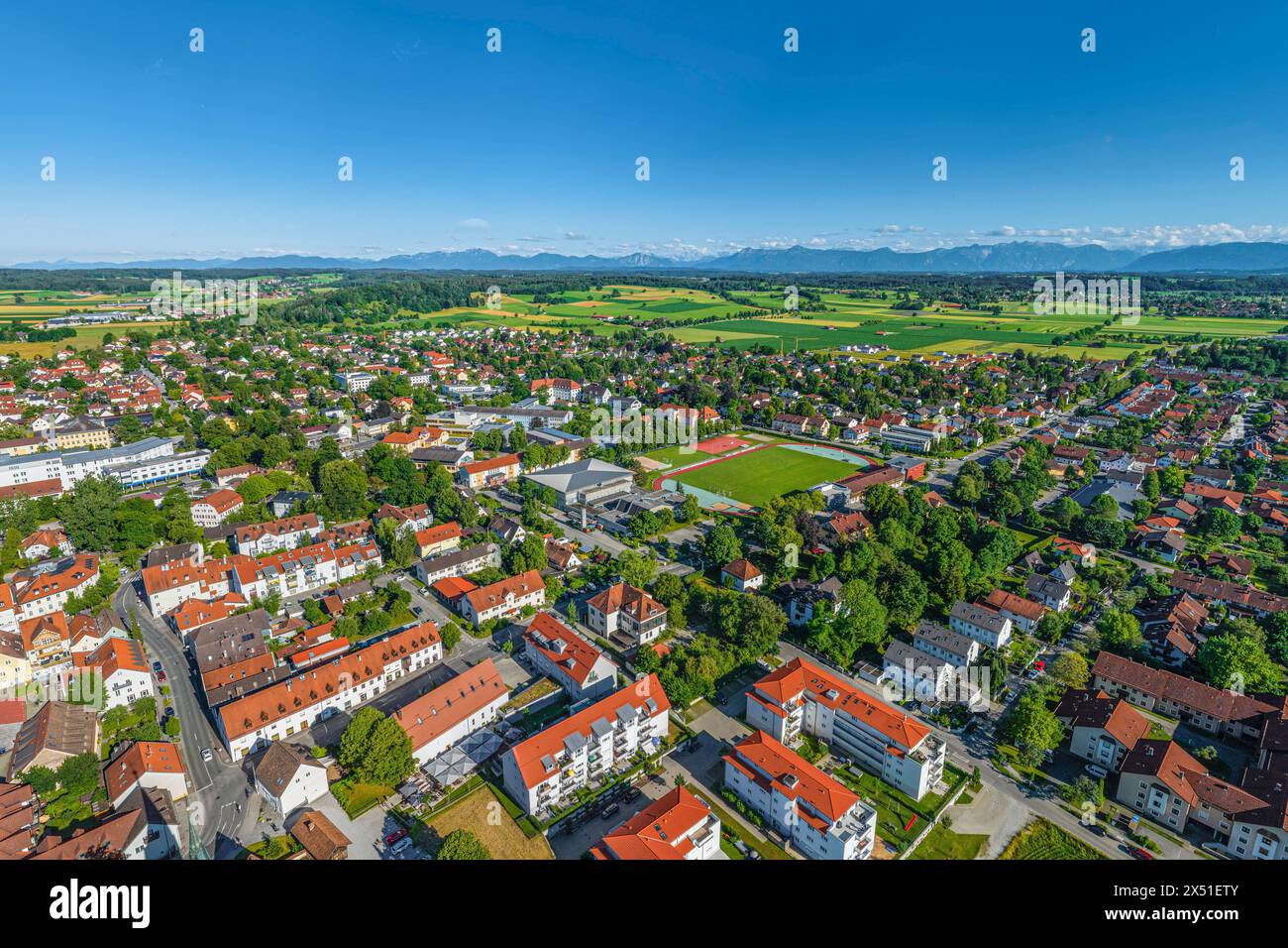 Panorama-Blick über die Kreisstadt Weilheim im oberbayerischen ...