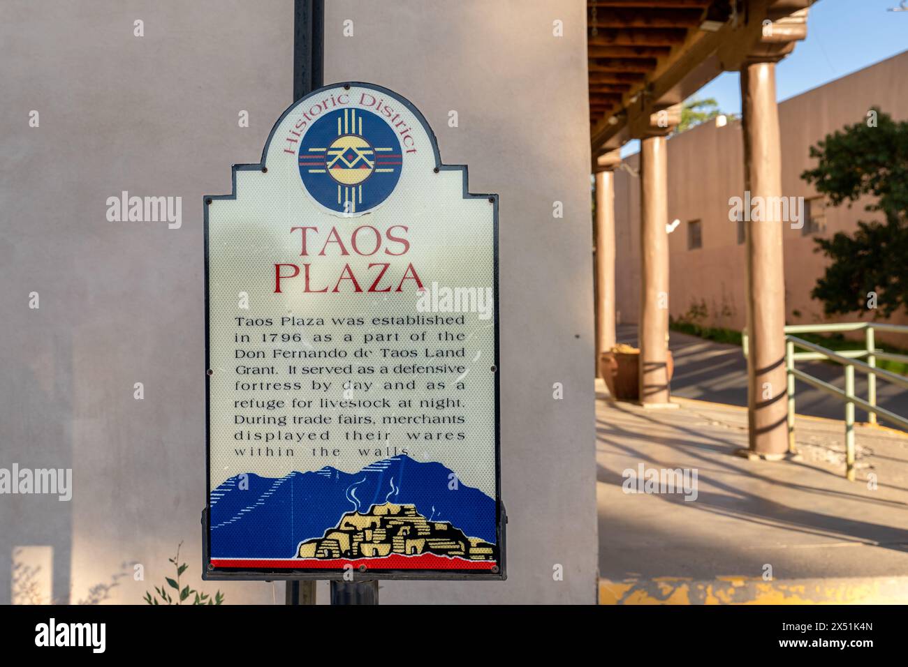 Historic district sign hi-res stock photography and images - Alamy