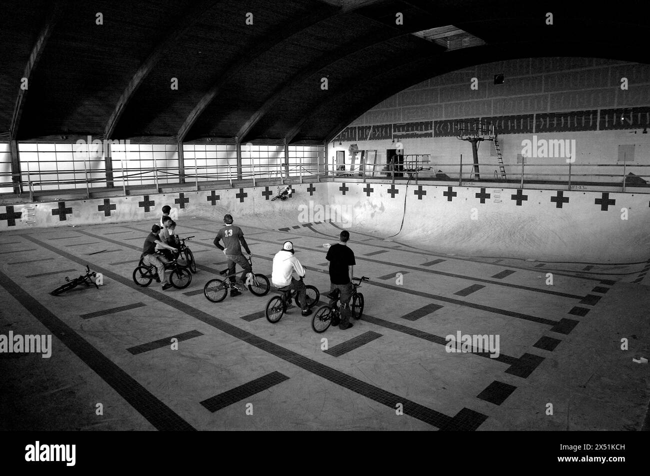 Riding BMX in an empty swimming pool Stock Photo - Alamy