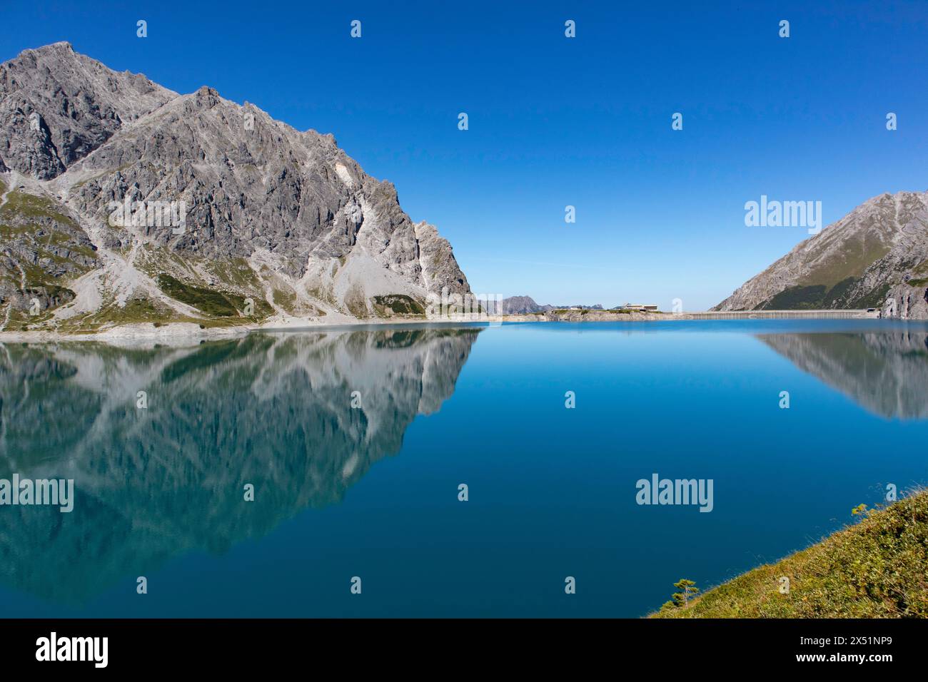 Alpine lake mountain reflections hi-res stock photography and images ...