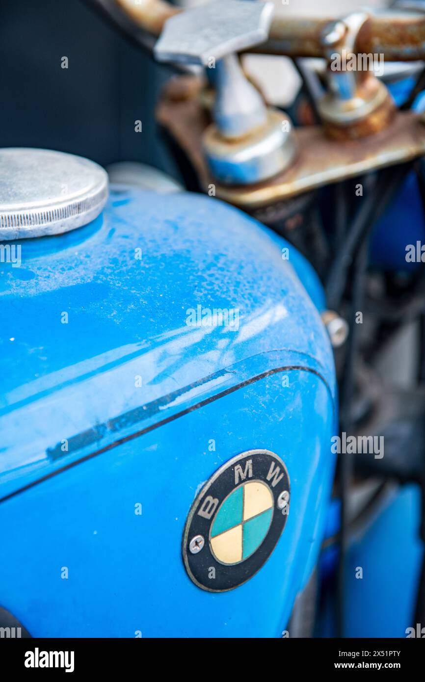 Old bmw logo hi-res stock photography and images - Alamy