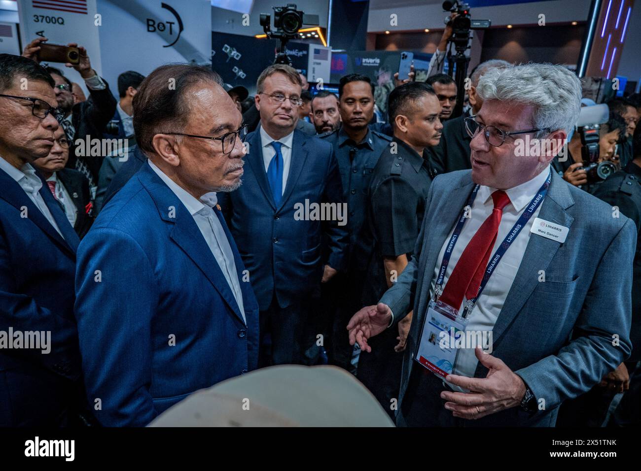 L3harris booth hi-res stock photography and images - Alamy