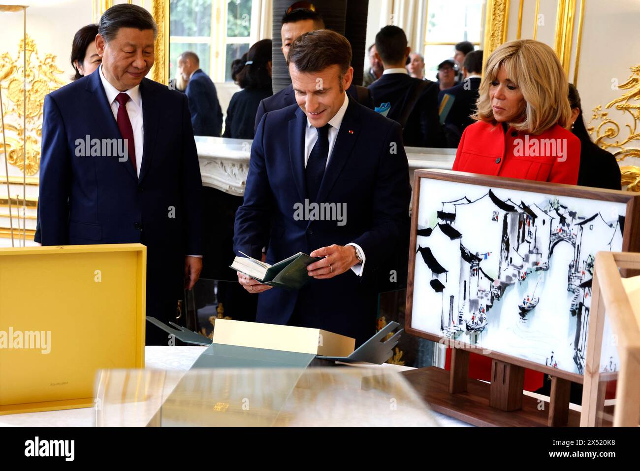 Chinese President Xi Jinping (L) present to French President Emmanuel ...