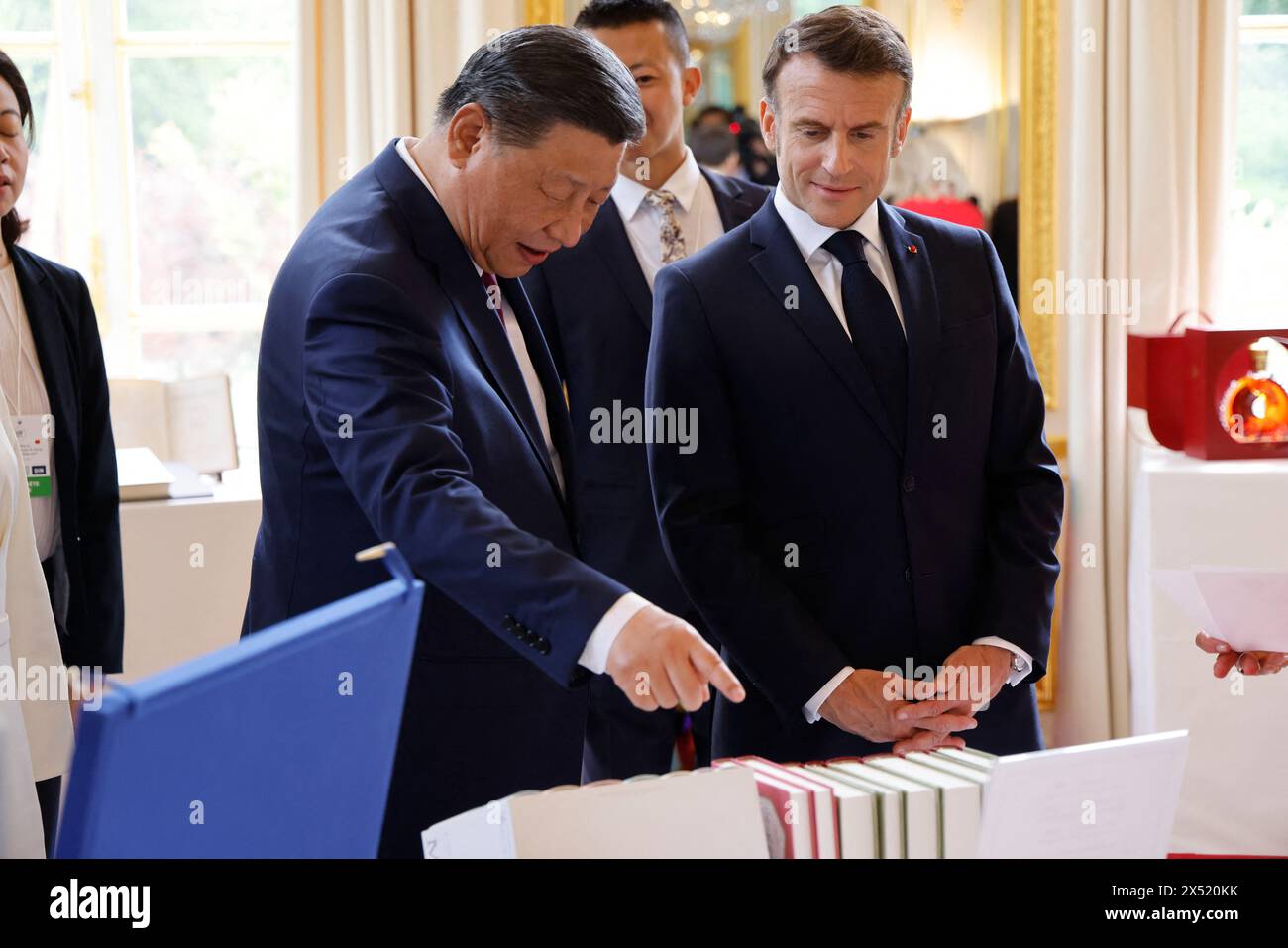 Chinese President Xi Jinping (L) present to French President Emmanuel ...