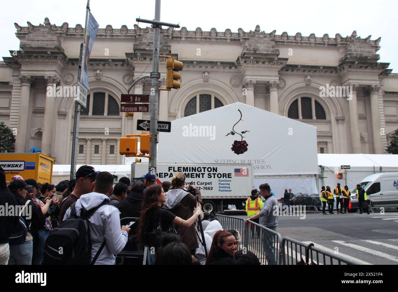 New York, USA. 06th May, 2024. Onlookers in front of the Metropolitan ...